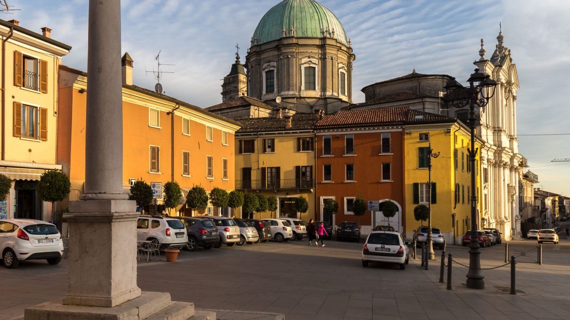 Lonato del Garda, tra la pianura ed il basso Garda. Lonato del Garda, tra la pianura ed il basso Garda.