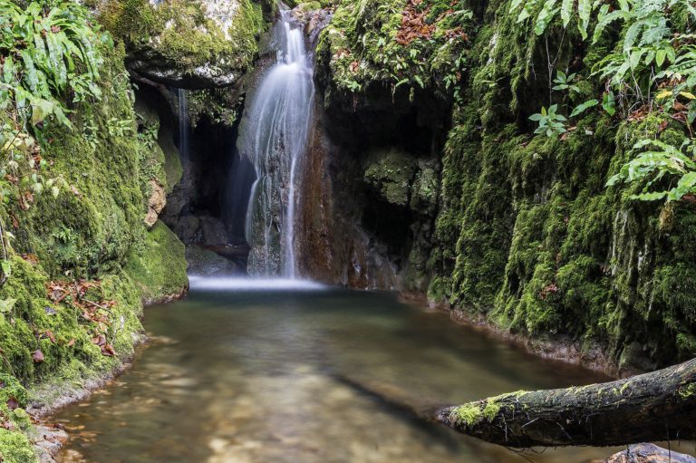 7 Secret Waterfalls & Hidden Natural Pools Near Lake Garda