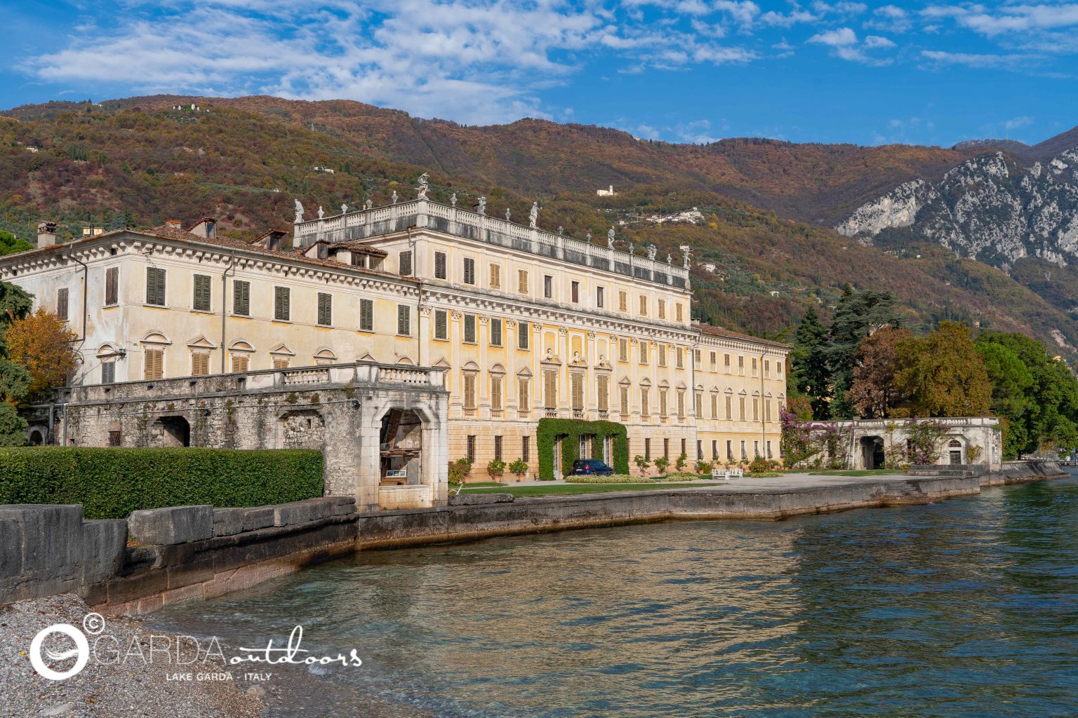 Gargnano sul Lago di Garda fra palazzi, piccoli porti e natura.