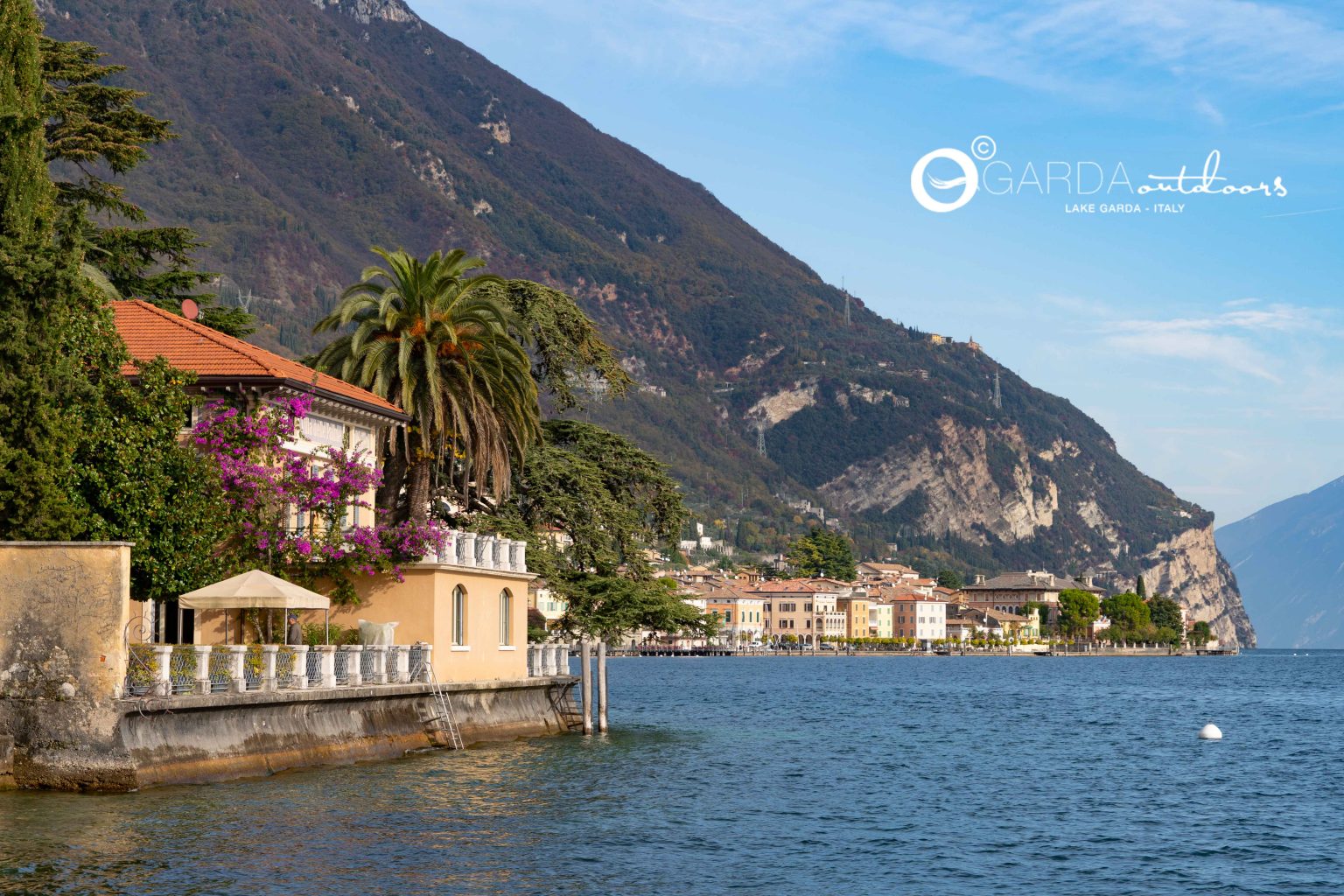 Gargnano sul Lago di Garda fra palazzi, piccoli porti e natura.