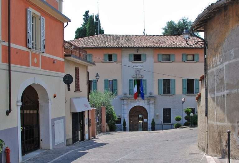 Valtenesi del Garda: territorio di-vino immerso fra borghi e colline.
