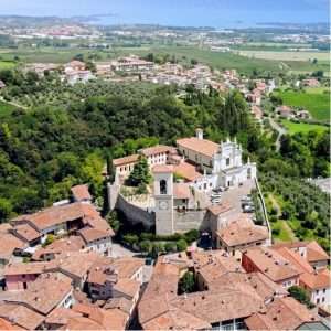 Valtenesi del Garda: territorio di-vino immerso fra borghi e colline.