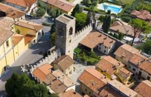 Valtenesi del Garda: territorio di-vino immerso fra borghi e colline.