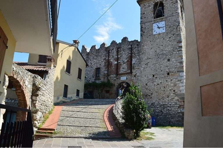 Valtenesi del Garda: territorio di-vino immerso fra borghi e colline.