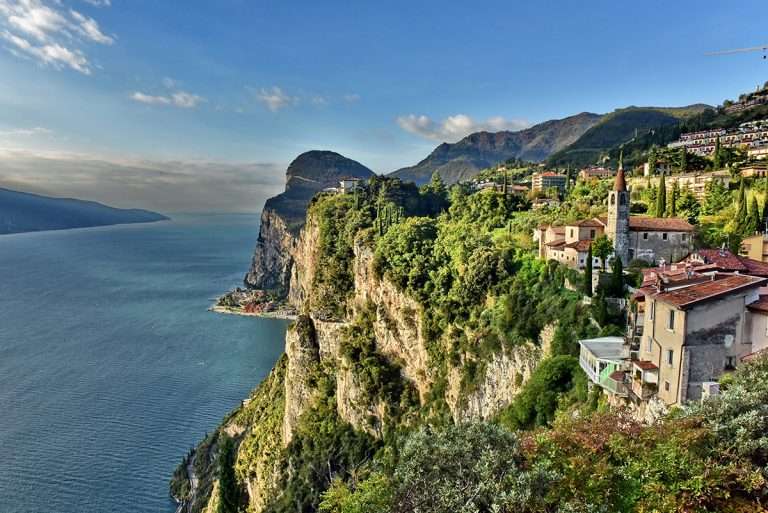 Tremosine sul Garda: cosa vedere, cosa fare, trekking e kitesurfing.