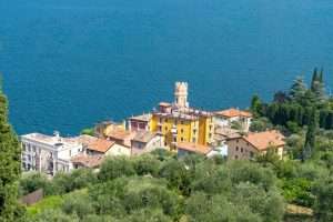 Nel cuore di Pai, un rifugio di bellezza e quiete sul Lago di Garda.