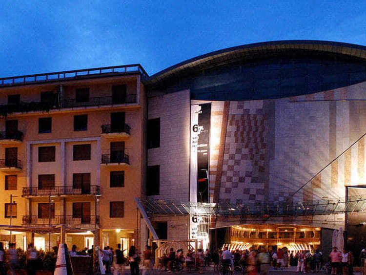 L'Estate di Trento si anima: il Teatro Capovolto torna in Piazza Cesare ...